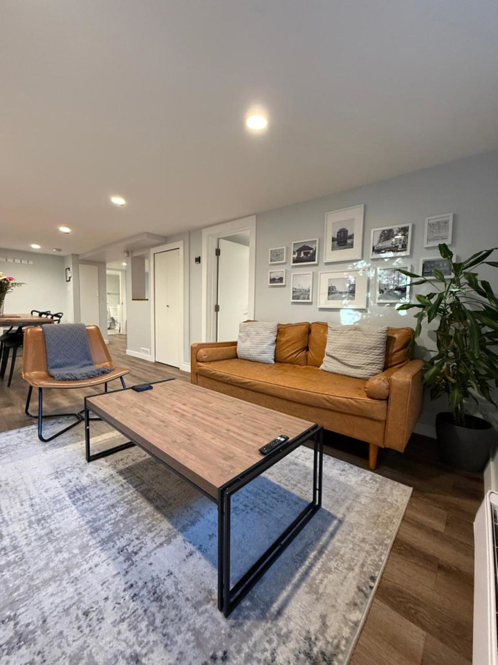 2-bedroom Private Suite, Free Parking, Near Main St & Downtown - North Vancouver