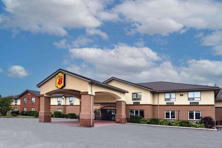 Super 8 By Wyndham Cornwall On - Cornwall
