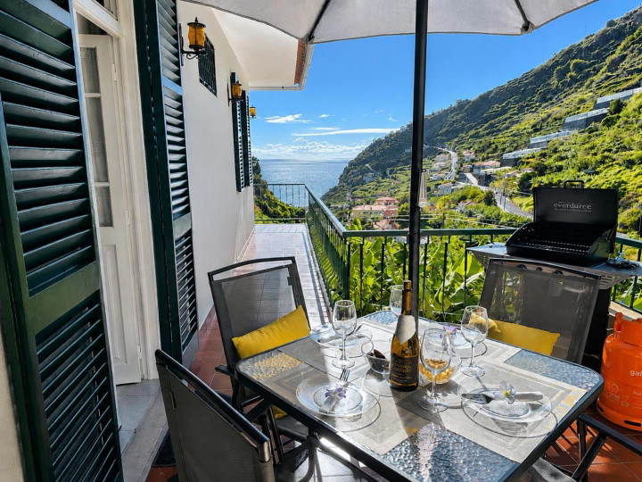 Banana Lovers - Farm View - Madeira