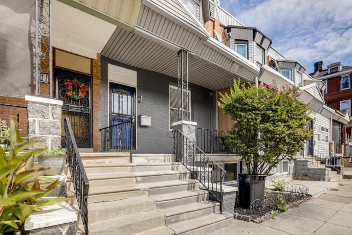 Private Backyard Jawn! Multi-level Philly Rowhouse - Chester, PA