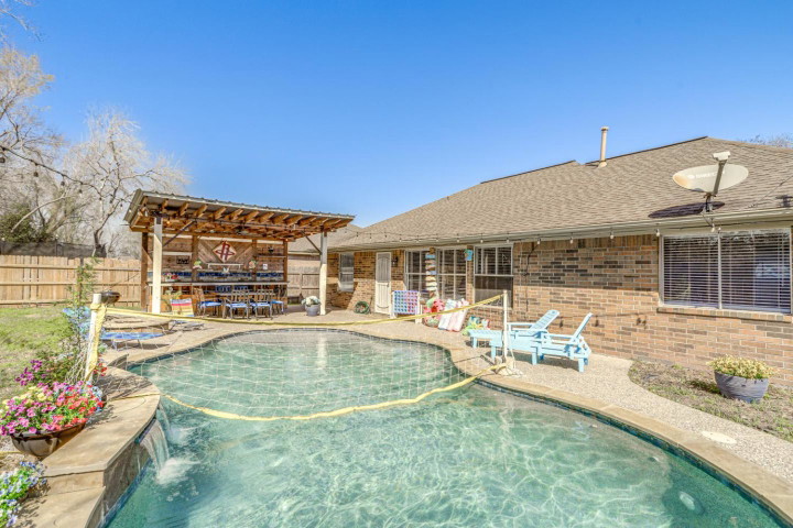Swim & Unwind: Pet-friendly Home In Spring! - Houston George Bush Airport (IAH)
