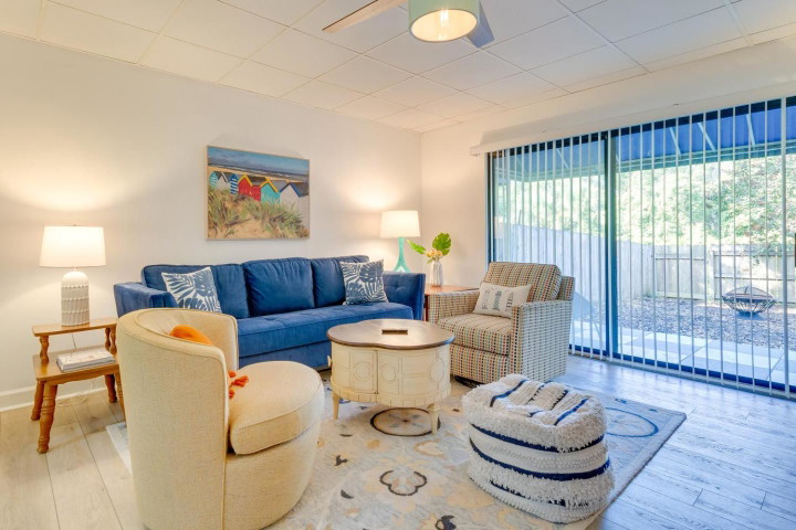 Chic Gulf Breeze Escape W/ Pool Access & Courtyard - Pensacola, FL