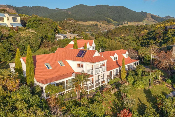 Charming Homely Cherry Villa B&b With A Panorama View - Paraparaumu