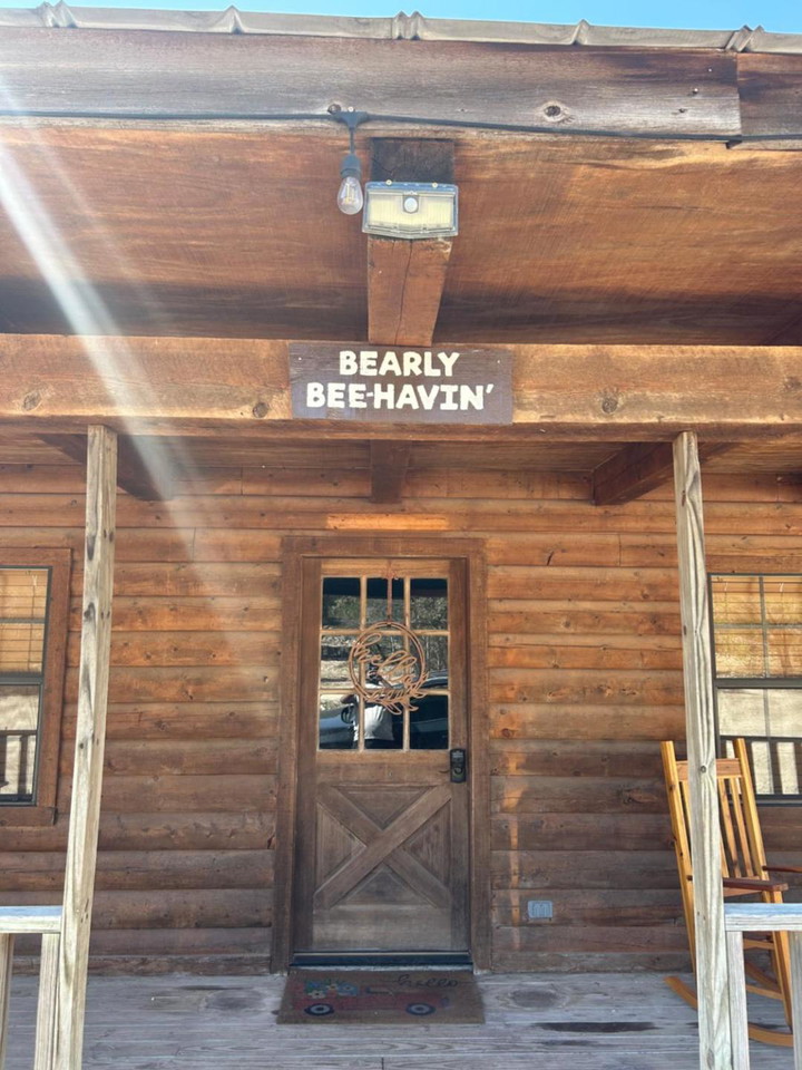 Honeycomb Hideouts Bearly Beehavin Cabin - Concan, TX