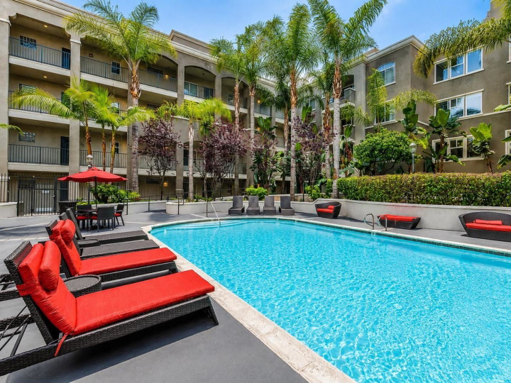 Private Room & Private Bath In Shared Apartment With Pool - Hot Tub - Gym - Sauna - Los Angeles