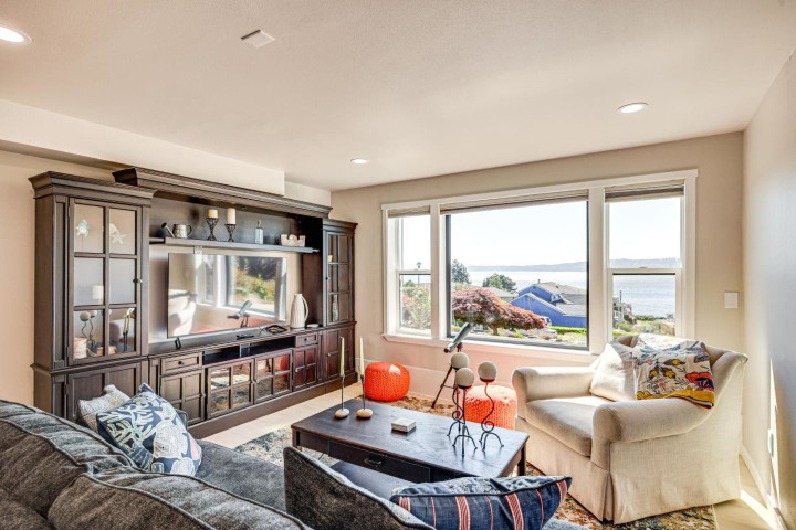 Puget Sound Views: Des Moines Apt W/ Patio - Des Moines, WA