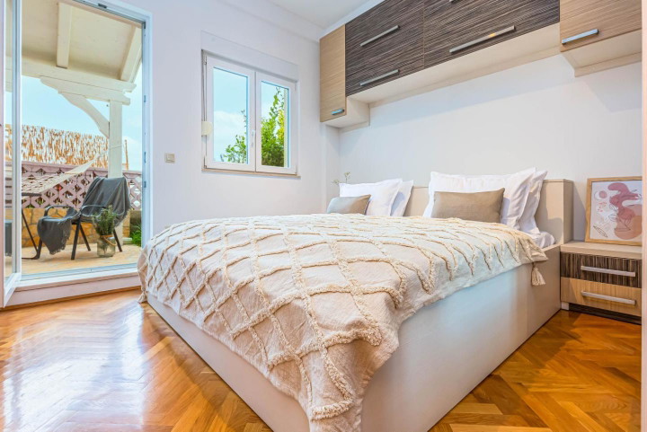 Beachfront Apartment - Dugi Rat