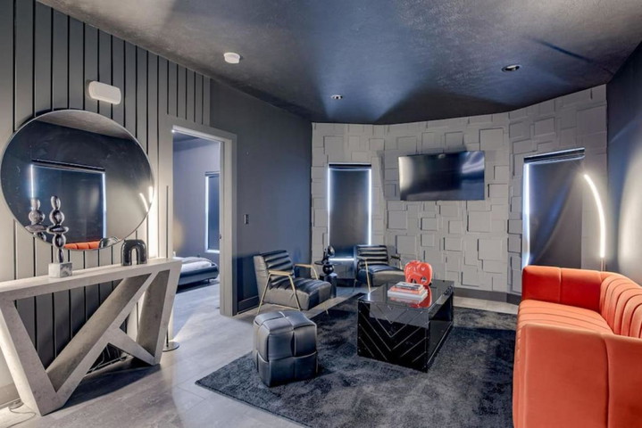 Elegant Black Modern - Lincoln, NE