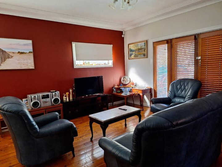 A Rosy House In Roselands - Strathfield