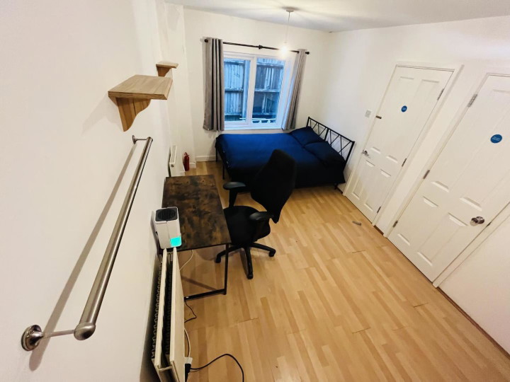 Spacious Double Beds In East Acton With No Bedroom Locks, Fast Transport Links Into City & Airport - Londra