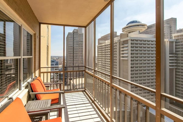 High Rise Downtown Condo With Skyline View - Atlanta, GA