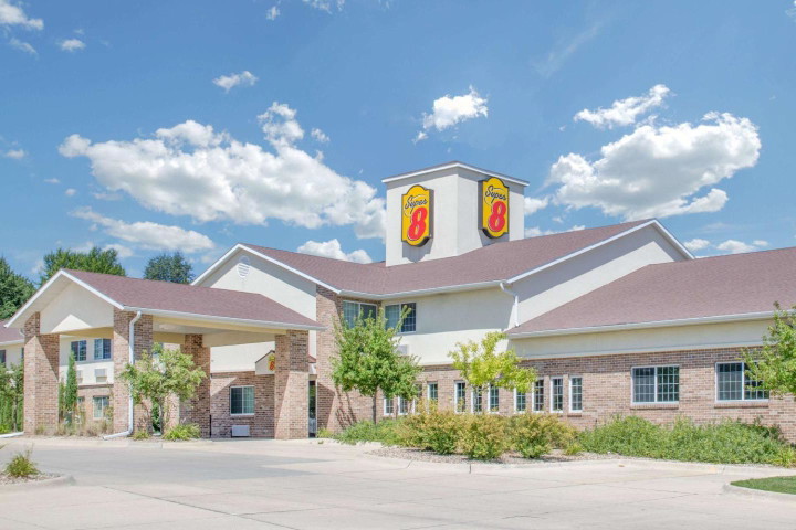 Super 8 By Wyndham Cedar Falls - Waterloo, IA