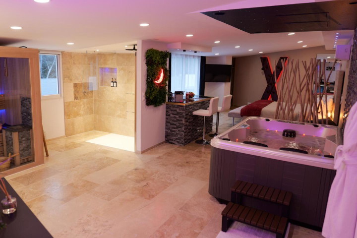 Loveroom De Charme Avec Jacuzzi Et Sauna - Cassis