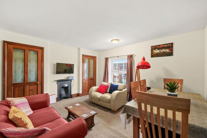 Lovely 2 Bedroom Duplex Apartment, Maidstone Sleeps 5 - メードストン