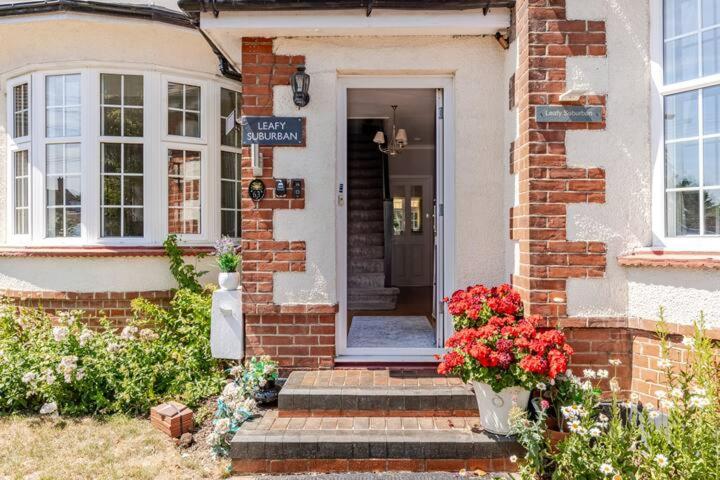 Leafy Suburban Bed And Breakfast - Buckinghamshire