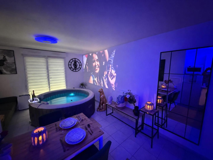 Suite Eden Spa, Appart-hôtel Bien-être 3 éToiles, 2 Pièces 40m2 Aux Portes De Lens, Spa Privatif Illimité, ÉCran Géant Netflix Et Sport, Lit Q-size Et Canapé-lit Jusqu'à 4 Personnes, Cuisine éQuipée, Patio Couvert Barbecue, Parking Gratuit, Wi-fi Fibre - Lens, France