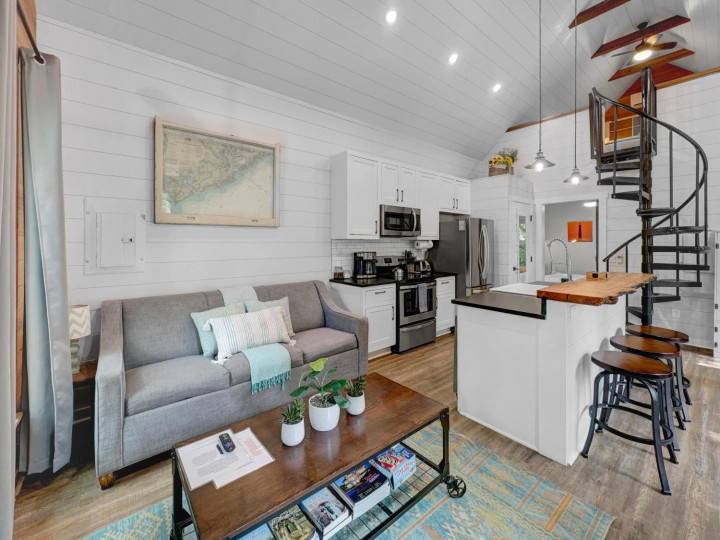 Cozy Island Cottage - Folly Beach, SC