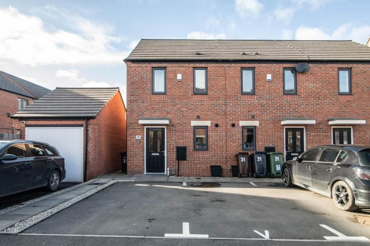 Quiet Two Bedroom House Driveway Parking & Garden - Wolverhampton