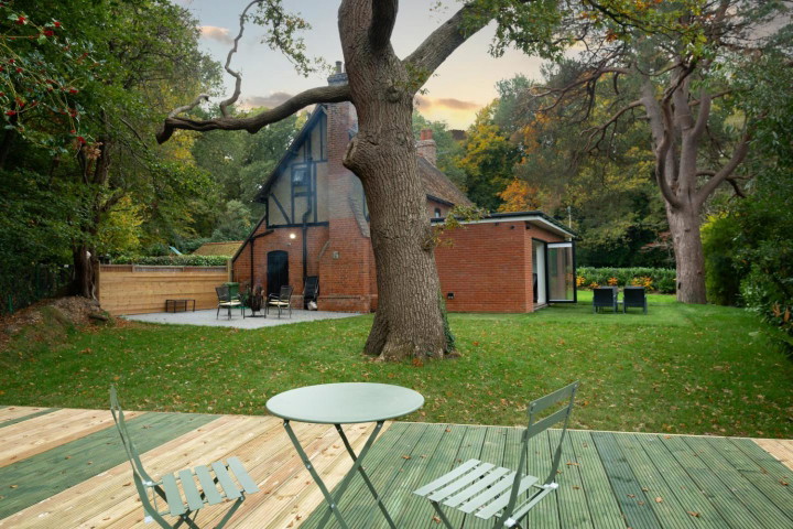 Amos Lodge Deluxe Accommodation - Watford