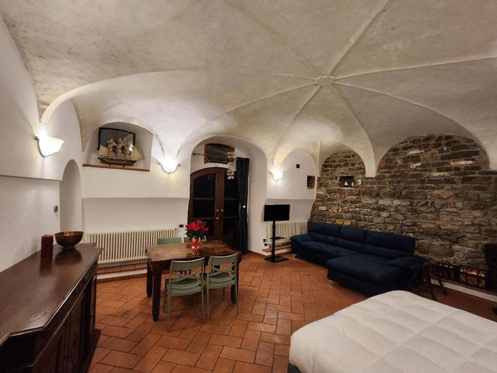 The Courtyard Of The 6 Arches - Lecco