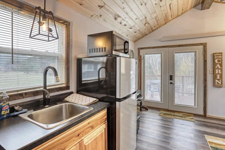 Cozy Creekside Retreat - Mount Rushmore National Memorial