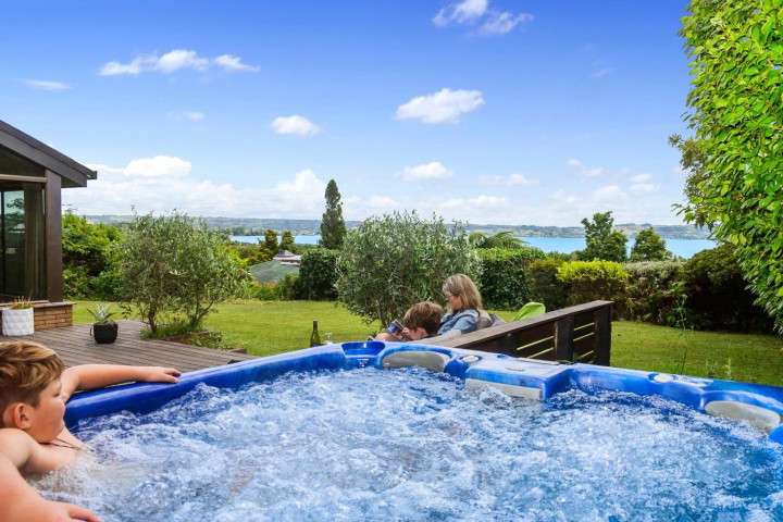 The Bird House - Kawaha Point, Rotorua. Stylish Six Bedroom Home With Space, Views And Relaxed Atmosphere - Rotorua