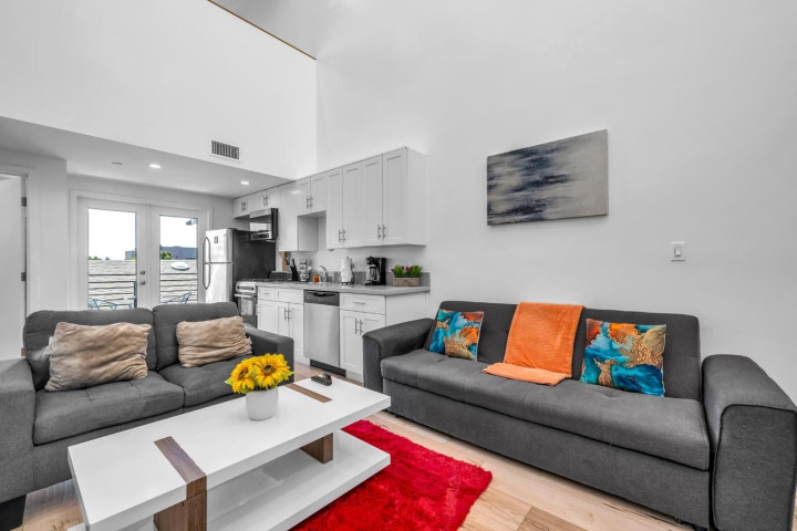 Chic Hollywood 1-bedroom Loft With Free Private Gated Parking With Blcony - 