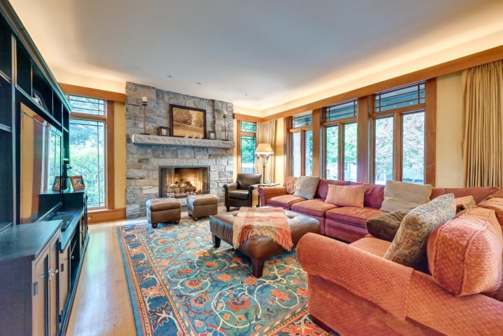 Hot Tub, Gym, Game Room! Luxe Estate In Longmeadow - Massachusetts