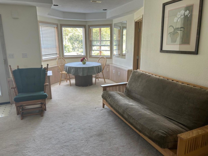 Quiet Back Garden View Apartment - Renton, WA