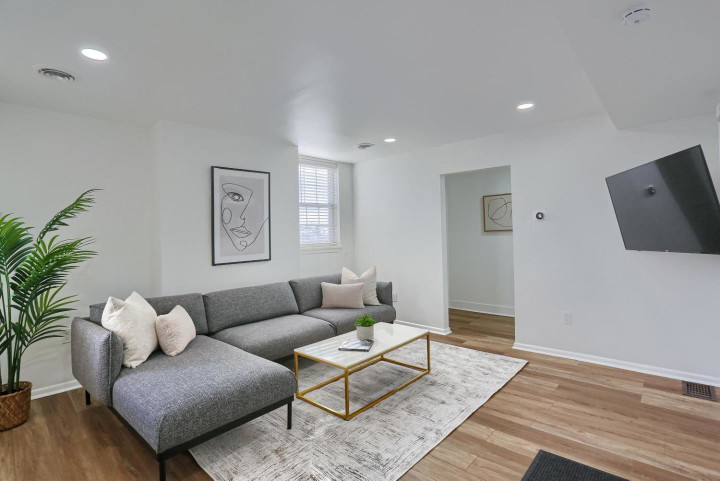 Spacious And Modern Three Bedroom Apartment In Pittsburgh With Parking - Pittsburgh