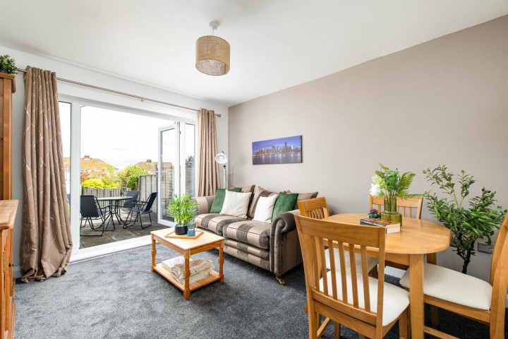 New-bright & Large Home-families-groups & Business -By Fabaccommodation - Bristol
