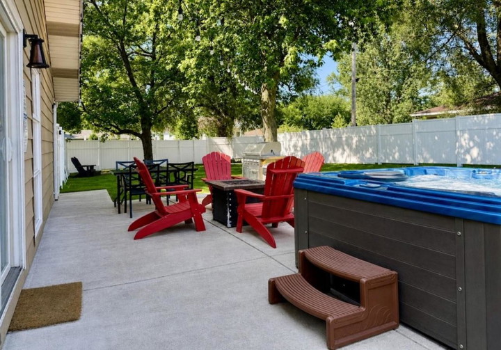 Huge Yard Family Friendly Smart Home Walk To Beach Dunes Hiking Trails - Gary, IN