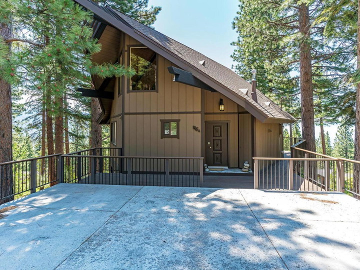 Enjoy The Brilliant Views Of Lake Tahoe From This Mountainside Cabin - Incline Village