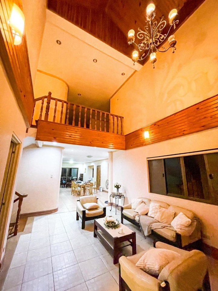 Spacious Family House In Tagaytay With Billiards, Garden, And Courtyard - Amadeo