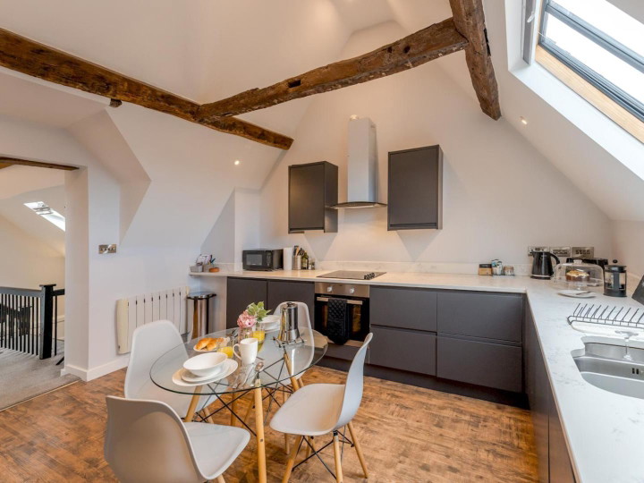 5c Charming Town Centre Apartment With Roof Top Views - Pass The Keys - Shrewsbury