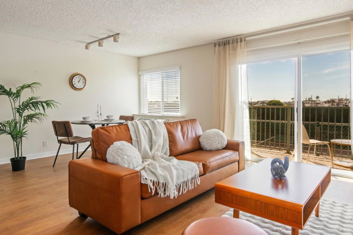 Spacious Oasis King Bed Free Parking Sunset Views - Venice Beach, CA