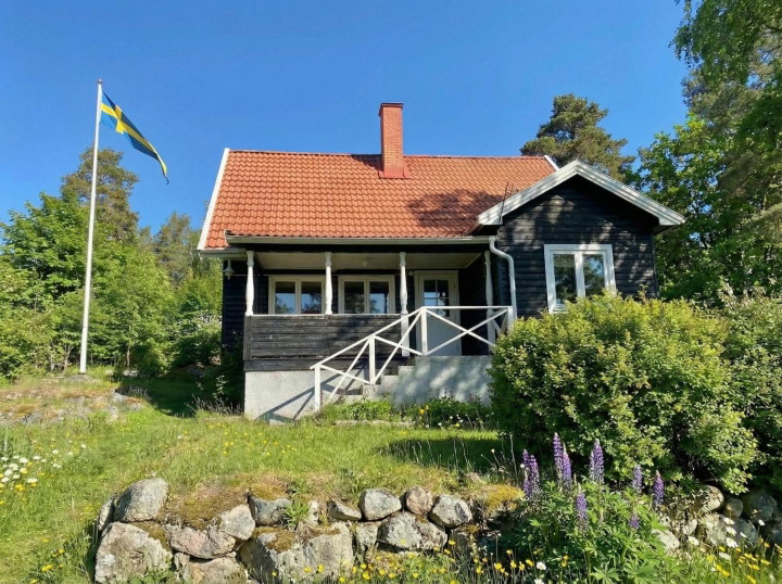 Lantligt Hus Med Sjöutsikt Och Badplats - Linköping