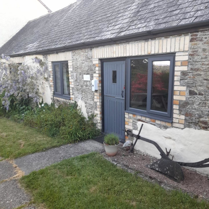 Stable Cottage, Cosy Devon Retreat For Couples Or Small Families With Indoor Heated Pool, Tennis Court, Direct Access To The Tarka Trail For Cycling - Devon
