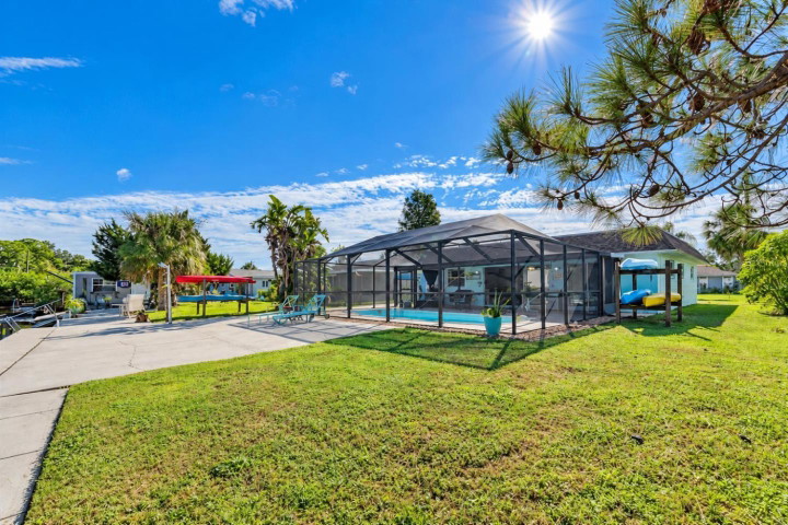 Cozy Oasis Screened Pool Picturesque Water Canal Views! - New Port Richey, FL