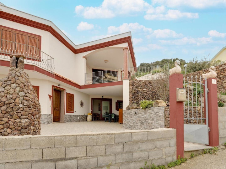 With Large Private Outdoor Space And Parking - Castelsardo