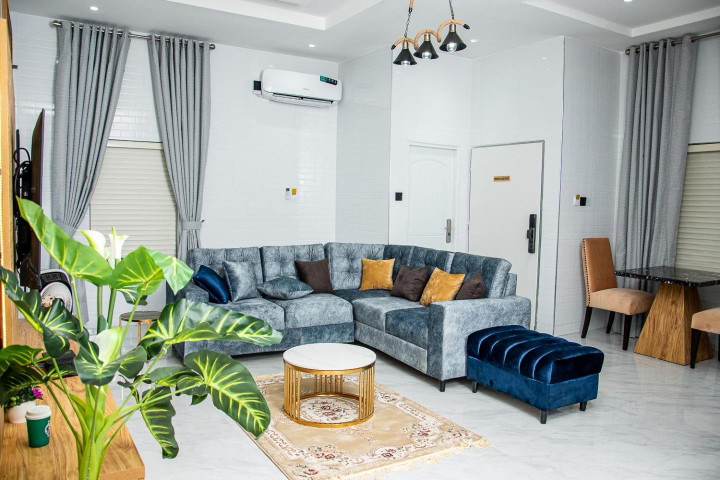 Nifewat Apartment,rennes Suite 2bedroom Apartment With Gym,pool, Wifi,netflix,bar And Sitting Out Area - Abuja