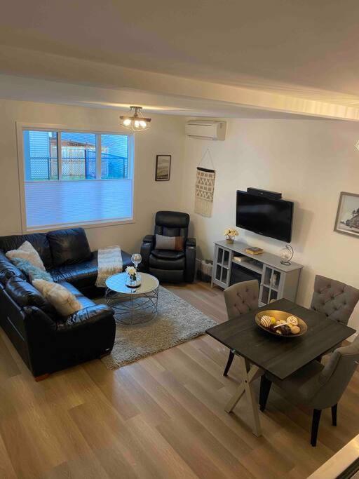 Adorable 1 Bedroom Suite- A Skip To Galloping Goose - Langford