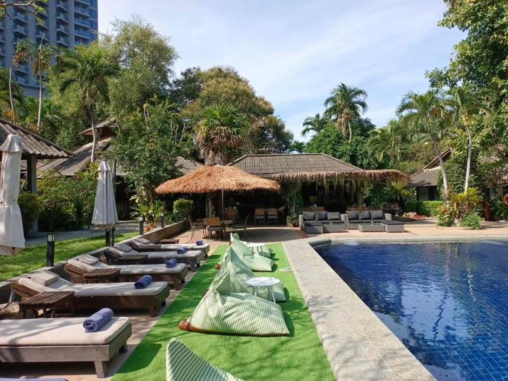 Let's Hyde Pattaya Resort & Villas - Pool Cabanas - Jomtien