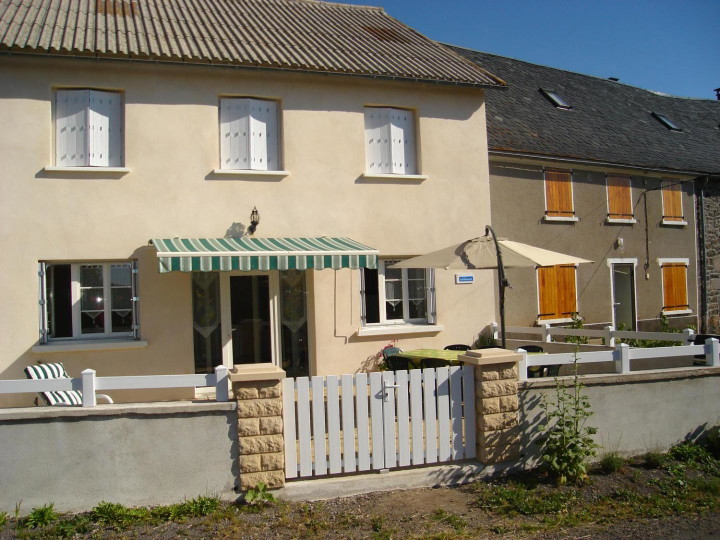 Maison De Charme à Valuéjols Avec Vue Sur Les Montagnes - Cantal