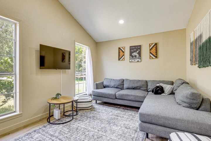 3 Mi To Dtwn Temple: Group-ready Home W/ Yard - Temple, TX