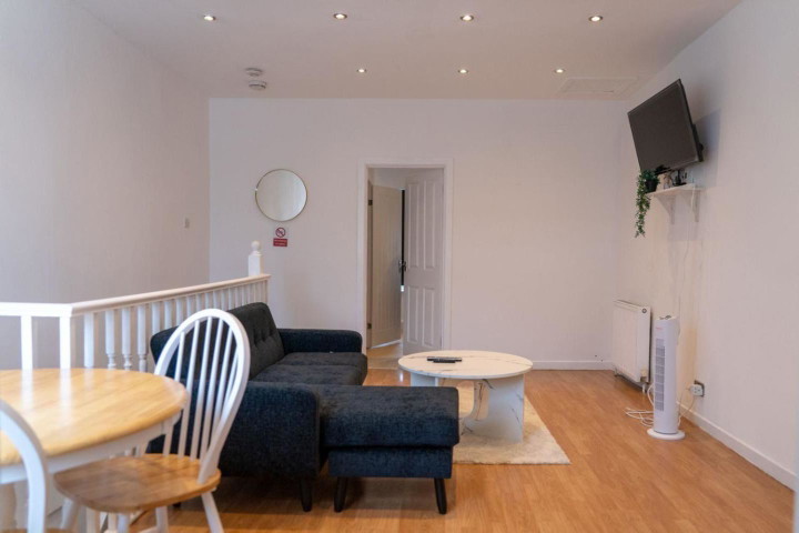 Apartment Sleeps 4 With Wifi & Garden - Bury