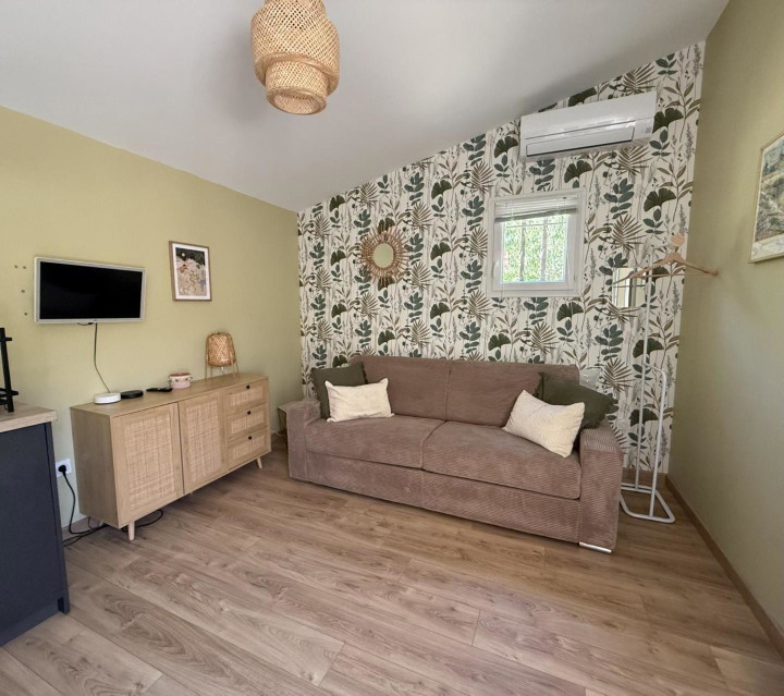 Charming Studio With Private Terrace - Cadenet