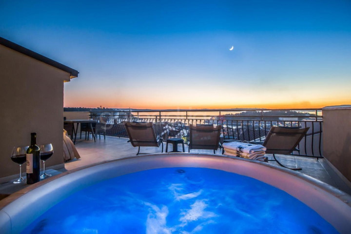 Rooftop Penthouse - Private Hottub & Duplex Whirlpool - Makarska