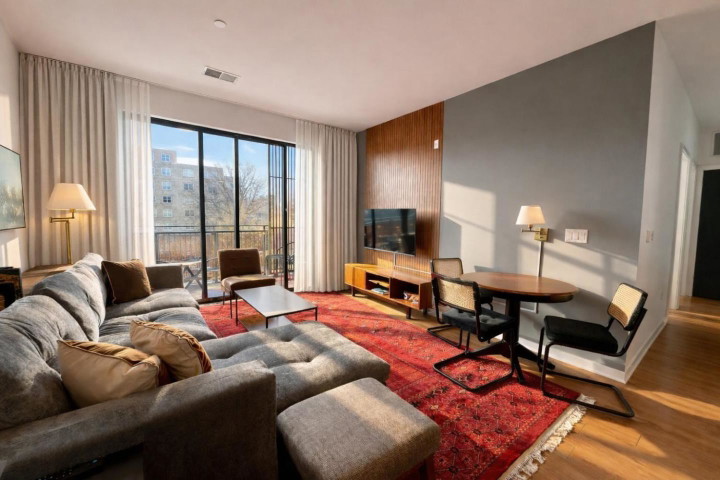Walker's Point Designer 2br · Prime Location With Balcony And Gym · Sleeps 6 - Milwaukee