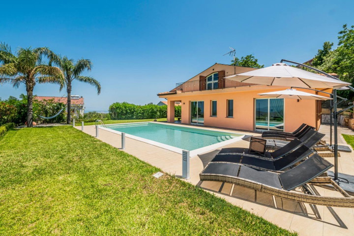 Delightful 4 Bed Villa With Heated Pool & Jacuzzi Overlooking Aeolian Islands - Barcellona Pozzo di Gotto